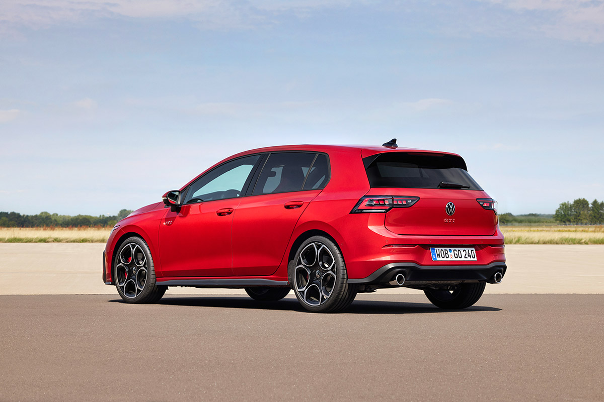New VW Golf GTI Revealed With More Power | Fast Car