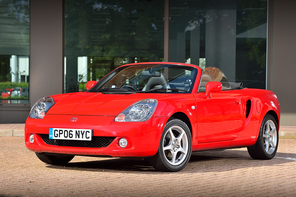 Mazda MX-5 Mk2 vs Toyota MR2 Mk3 | Fast Car